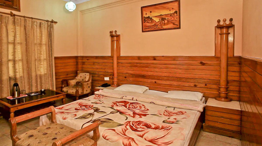 Hotel Monarch Mussoorie online with 16 % discount on Room Packages Tariff.